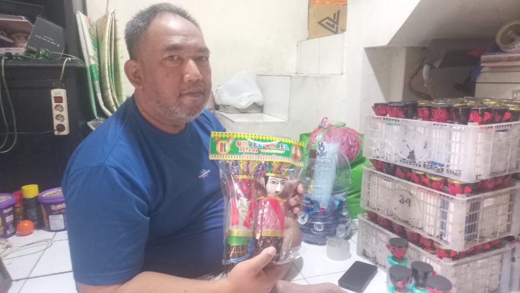 Laris Manis Jualan Boneka Ondel Betawi, Cerita Lukman Menyulap Sampah ...